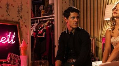 G.B.F. movie review & film summary (2014) | Roger Ebert