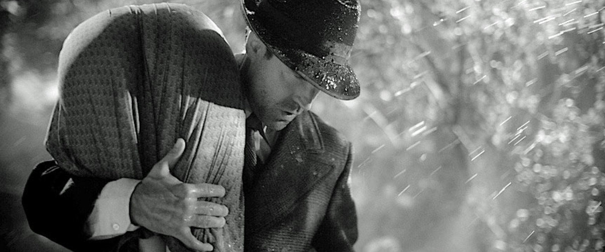 Keyhole movie review & film summary (2012) | Roger Ebert