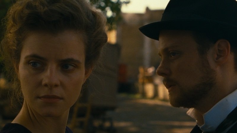 Simon Abrams Biography & Movie Reviews | Roger Ebert